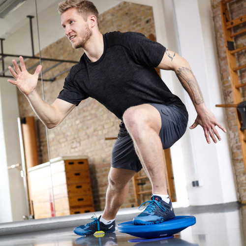 Balance Übung mit dem Therapiekreisel